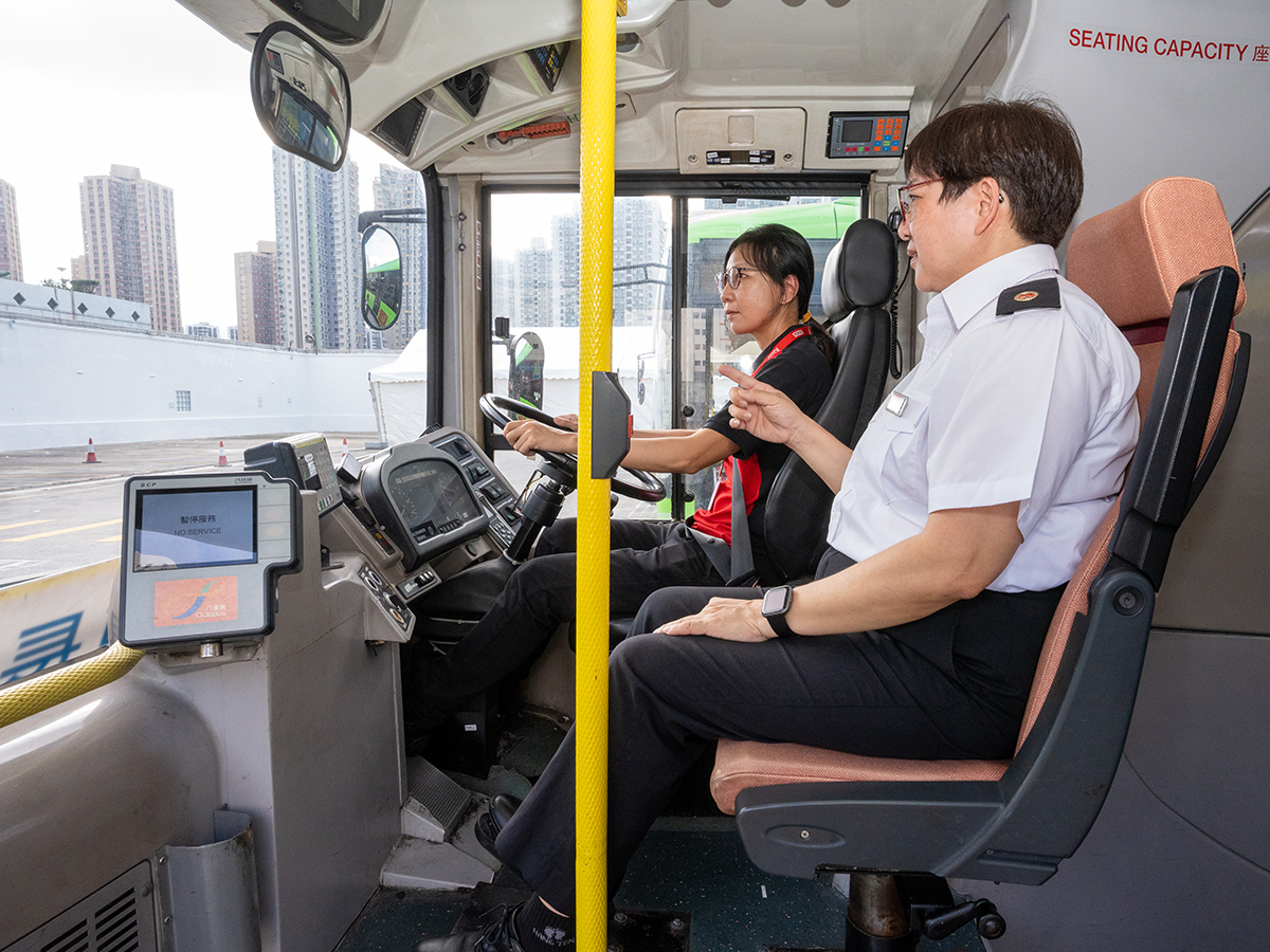 The Kowloon Motor Bus Co. (1933) Ltd 九龍巴士(一九三三)